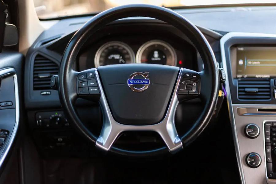 Pelēks Volvo XC60 2013 Rīga, ar dzinēja tilpumu 2.00 L un nobraukumu 183 tūkst. km par 12995 €, foto 32 vietnē AUTOMOTO.COM.LV