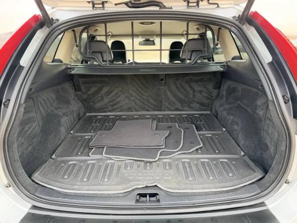 Pelēks Volvo XC60 2013 Rīga, ar dzinēja tilpumu 2.00 L un nobraukumu 251 tūkst. km par 10995 €, foto 5 vietnē AUTOMOTO.COM.LV