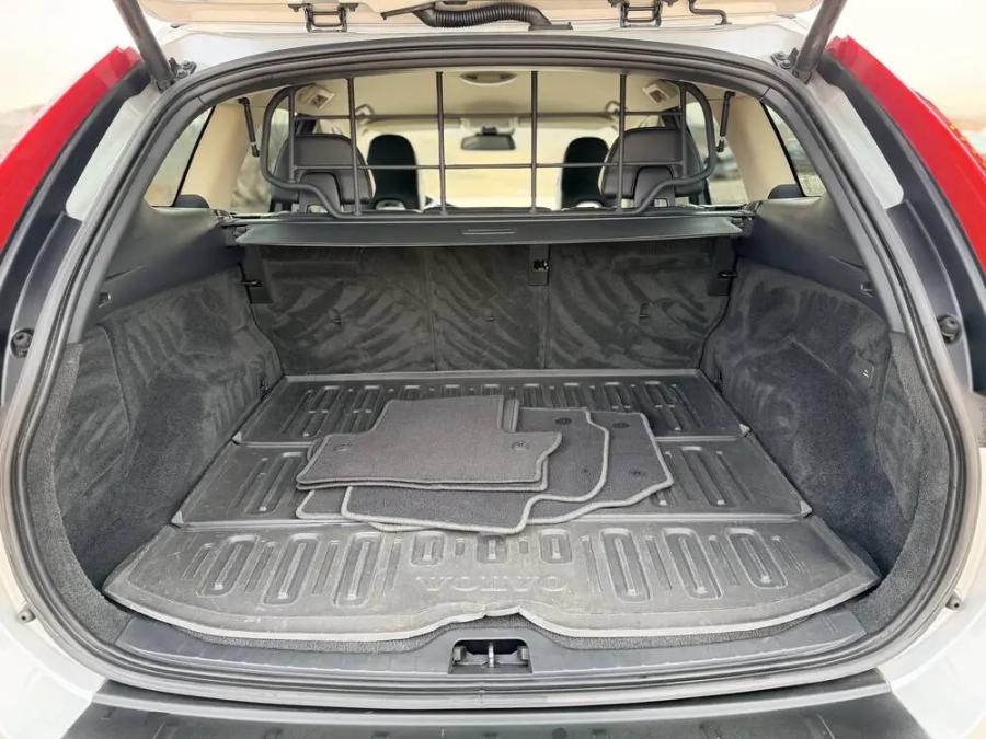 Grey Volvo XC60 2013 in Riga, with an engine capacity of 2.00 L and mileage of 251 thousand km for 10995 €, photo 6 on AUTOMOTO.COM.LV