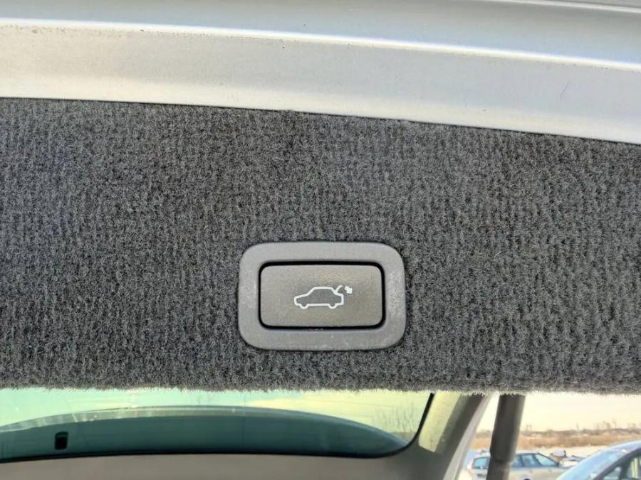Grey Volvo XC60 2013 in Riga, with an engine capacity of 2.00 L and mileage of 251 thousand km for 10995 €, photo 7 on AUTOMOTO.COM.LV