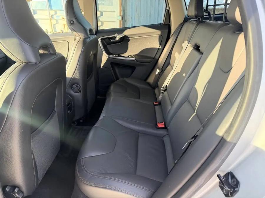 Grey Volvo XC60 2013 in Riga, with an engine capacity of 2.00 L and mileage of 251 thousand km for 10995 €, photo 8 on AUTOMOTO.COM.LV
