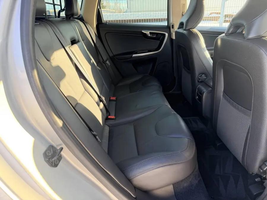 Grey Volvo XC60 2013 in Riga, with an engine capacity of 2.00 L and mileage of 251 thousand km for 10995 €, photo 13 on AUTOMOTO.COM.LV