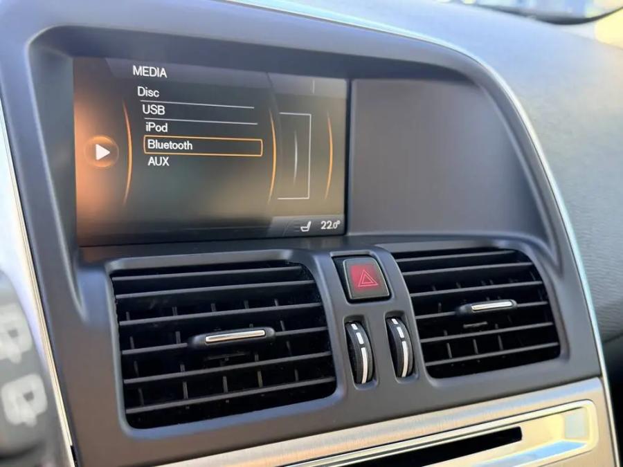 Grey Volvo XC60 2013 in Riga, with an engine capacity of 2.00 L and mileage of 251 thousand km for 10995 €, photo 21 on AUTOMOTO.COM.LV