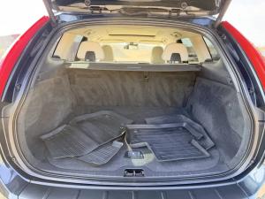 Pelēks Volvo XC60 2013 Rīga, ar dzinēja tilpumu 2.40 L un nobraukumu 181 tūkst. km par 12995 €, foto 6 vietnē AUTOMOTO.COM.LV