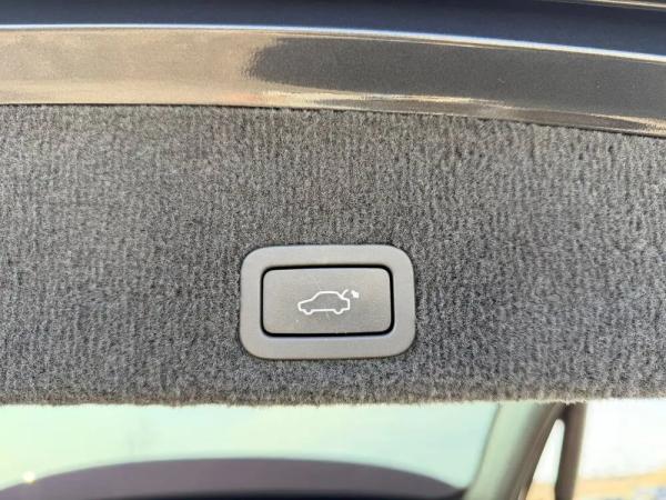 Pelēks Volvo XC60 2013 Rīga, ar dzinēja tilpumu 2.40 L un nobraukumu 181 tūkst. km par 12995 €, foto 6 vietnē AUTOMOTO.COM.LV
