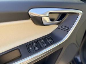Pelēks Volvo XC60 2013 Rīga, ar dzinēja tilpumu 2.40 L un nobraukumu 181 tūkst. km par 12995 €, foto 15 vietnē AUTOMOTO.COM.LV