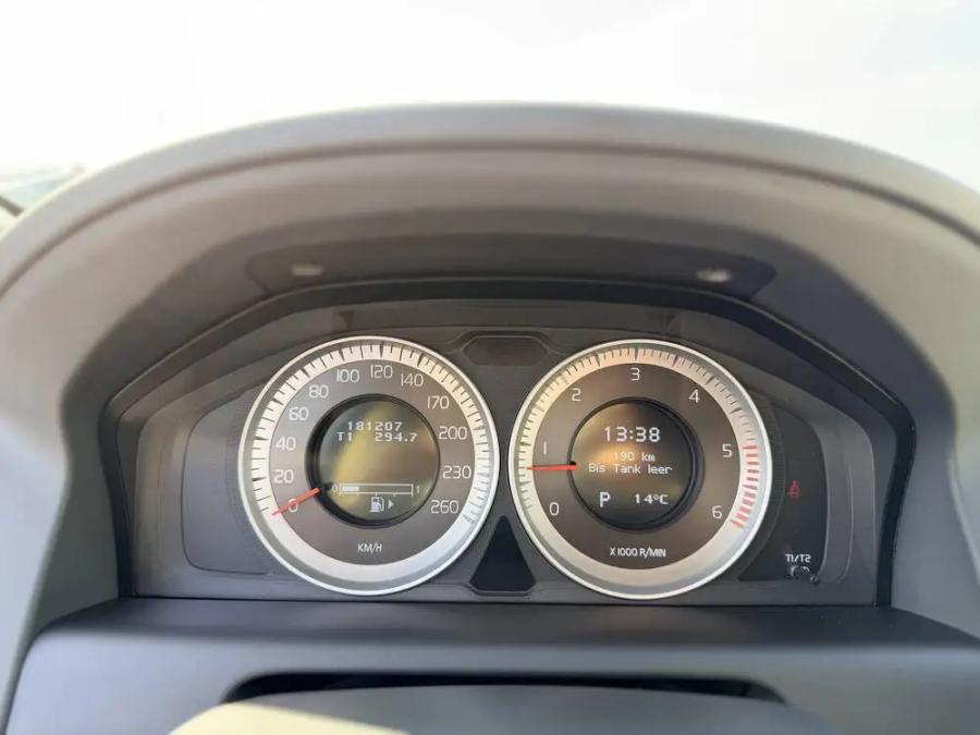 Pelēks Volvo XC60 2013 Rīga, ar dzinēja tilpumu 2.40 L un nobraukumu 181 tūkst. km par 12995 €, foto 17 vietnē AUTOMOTO.COM.LV
