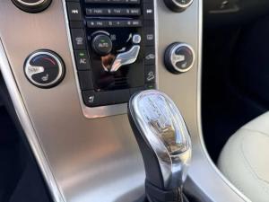 Pelēks Volvo XC60 2013 Rīga, ar dzinēja tilpumu 2.40 L un nobraukumu 181 tūkst. km par 12995 €, foto 18 vietnē AUTOMOTO.COM.LV