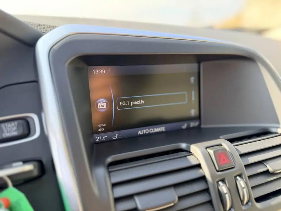 Pelēks Volvo XC60 2013 Rīga, ar dzinēja tilpumu 2.40 L un nobraukumu 181 tūkst. km par 12995 €, foto 19 vietnē AUTOMOTO.COM.LV