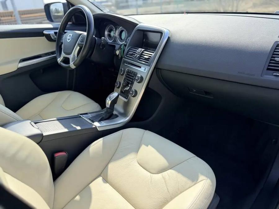 Pelēks Volvo XC60 2013 Rīga, ar dzinēja tilpumu 2.40 L un nobraukumu 181 tūkst. km par 12995 €, foto 28 vietnē AUTOMOTO.COM.LV