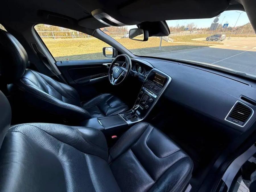 Grey Volvo XC60 2013 in Rezekne, with an engine capacity of 2.40 L and mileage of 312 thousand km for 12490 €, photo 9 on AUTOMOTO.COM.LV