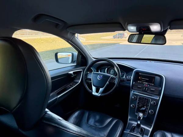 Grey Volvo XC60 2013 in Rezekne, with an engine capacity of 2.40 L and mileage of 312 thousand km for 12490 €, photo 10 on AUTOMOTO.COM.LV