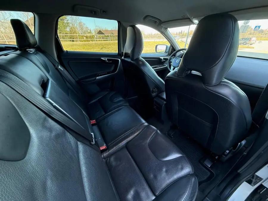 Grey Volvo XC60 2013 in Rezekne, with an engine capacity of 2.40 L and mileage of 312 thousand km for 12490 €, photo 14 on AUTOMOTO.COM.LV