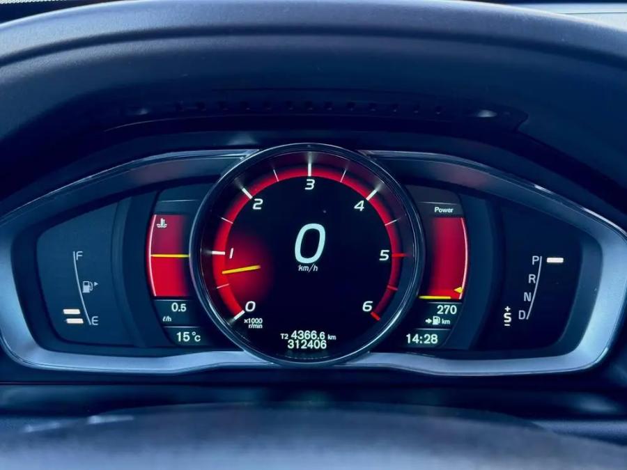 Grey Volvo XC60 2013 in Rezekne, with an engine capacity of 2.40 L and mileage of 312 thousand km for 12490 €, photo 17 on AUTOMOTO.COM.LV