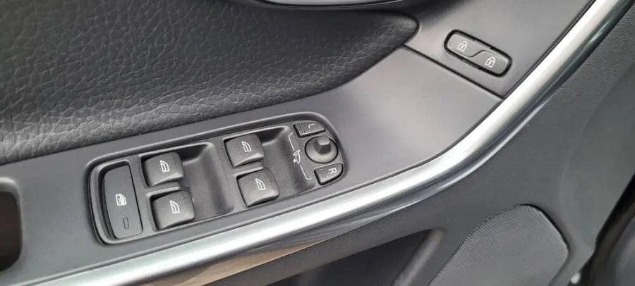 Pelēks Volvo XC60 2013 Rīga, ar dzinēja tilpumu 2.40 L un nobraukumu 290 tūkst. km par 13200 €, foto 31 vietnē AUTOMOTO.COM.LV