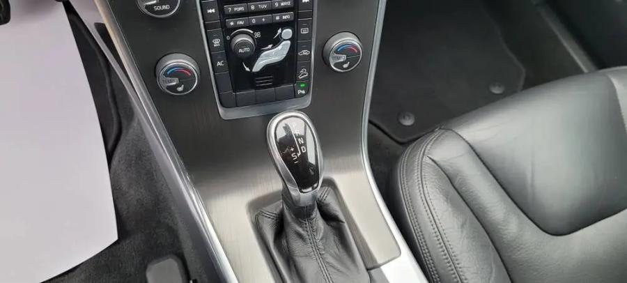 Pelēks Volvo XC60 2013 Rīga, ar dzinēja tilpumu 2.40 L un nobraukumu 290 tūkst. km par 13200 €, foto 33 vietnē AUTOMOTO.COM.LV