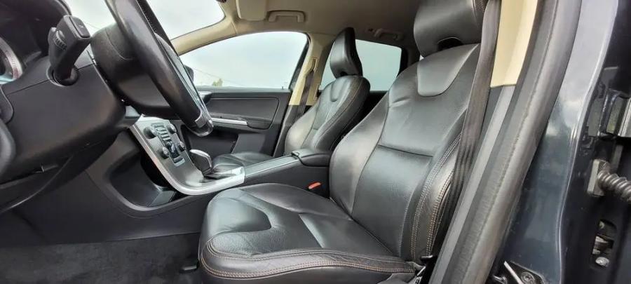 Pelēks Volvo XC60 2013 Rīga, ar dzinēja tilpumu 2.40 L un nobraukumu 197 tūkst. km par 12500 €, foto 17 vietnē AUTOMOTO.COM.LV