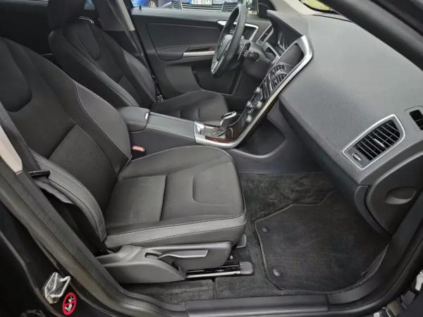 Pelēks Volvo XC60 2013 Jelgava, ar dzinēja tilpumu 2.40 L un nobraukumu 230 tūkst. km par 10990 €, foto 2 vietnē AUTOMOTO.COM.LV