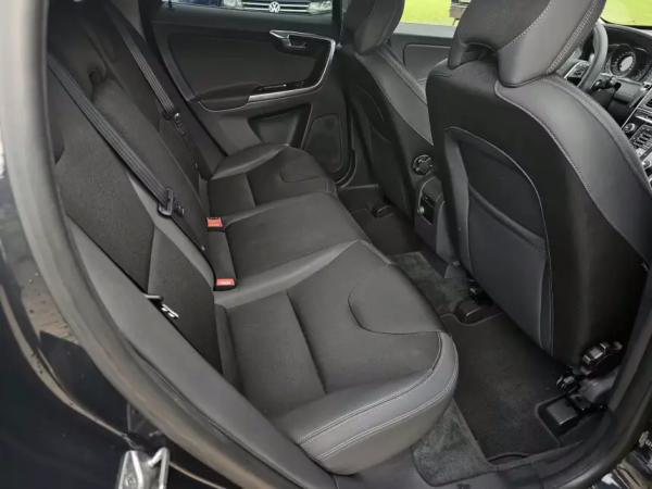Pelēks Volvo XC60 2013 Jelgava, ar dzinēja tilpumu 2.40 L un nobraukumu 230 tūkst. km par 10990 €, foto 3 vietnē AUTOMOTO.COM.LV