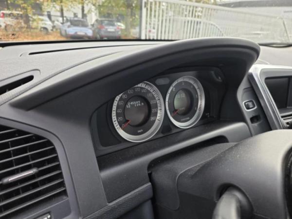 Pelēks Volvo XC60 2013 Rīga, ar dzinēja tilpumu 2.00 L un nobraukumu 245 tūkst. km par 10995 €, foto 5 vietnē AUTOMOTO.COM.LV