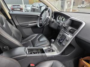 Pelēks Volvo XC60 2013 Rīga, ar dzinēja tilpumu 2.00 L un nobraukumu 245 tūkst. km par 10995 €, foto 7 vietnē AUTOMOTO.COM.LV