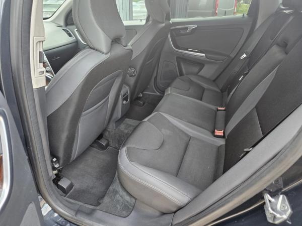 Pelēks Volvo XC60 2013 Rīga, ar dzinēja tilpumu 2.40 L un nobraukumu 230 tūkst. km par 10990 €, foto 4 vietnē AUTOMOTO.COM.LV