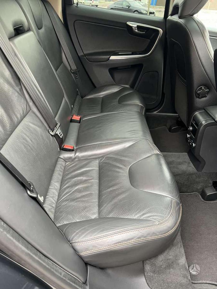 Grey Volvo XC60 2013 in Klaipeda, with an engine capacity of 2.40 L and mileage of 222 thousand km for 10500 €, photo 13 on AUTOMOTO.COM.LV