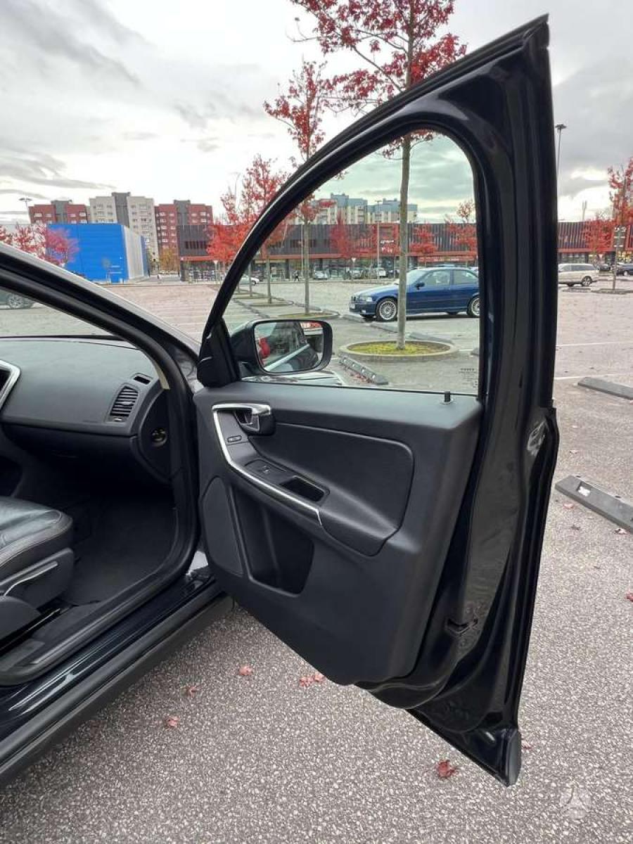 Grey Volvo XC60 2013 in Klaipeda, with an engine capacity of 2.40 L and mileage of 222 thousand km for 10500 €, photo 14 on AUTOMOTO.COM.LV