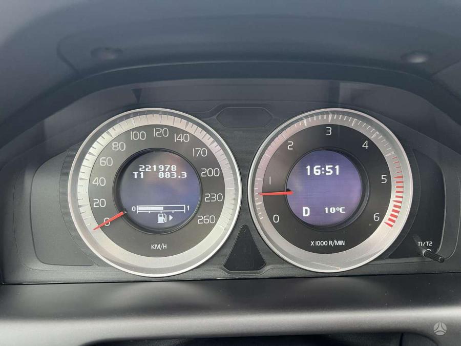Grey Volvo XC60 2013 in Klaipeda, with an engine capacity of 2.40 L and mileage of 222 thousand km for 10500 €, photo 18 on AUTOMOTO.COM.LV