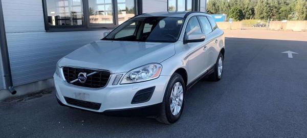 Pelēks Volvo XC60 2013 Panevēža, ar dzinēja tilpumu 2.00 L un nobraukumu 151 tūkst. km par 8900 €, foto 1 vietnē AUTOMOTO.COM.LV