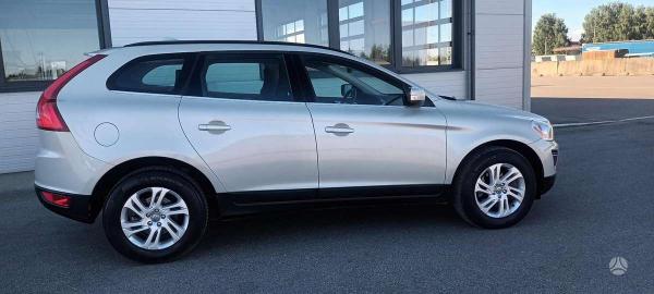 Pelēks Volvo XC60 2013 Panevēža, ar dzinēja tilpumu 2.00 L un nobraukumu 151 tūkst. km par 8900 €, foto 7 vietnē AUTOMOTO.COM.LV