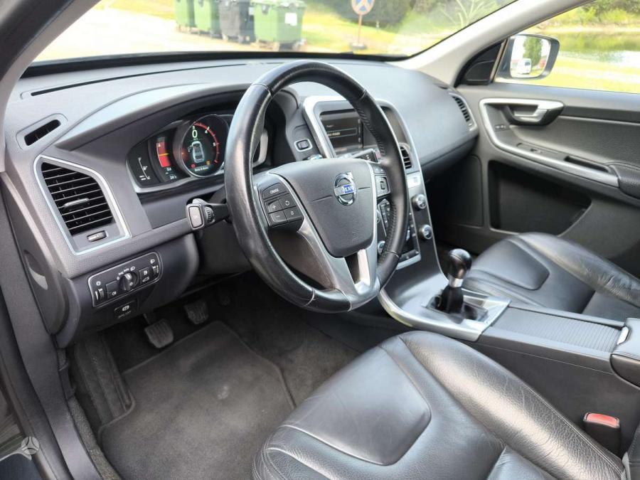 Pelēks Volvo XC60 2013 Viļņa, ar dzinēja tilpumu 1.98 L un nobraukumu 170 tūkst. km par 12000 €, foto 13 vietnē AUTOMOTO.COM.LV