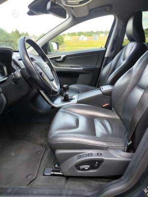 Pelēks Volvo XC60 2013 Viļņa, ar dzinēja tilpumu 1.98 L un nobraukumu 170 tūkst. km par 12000 €, foto 15 vietnē AUTOMOTO.COM.LV