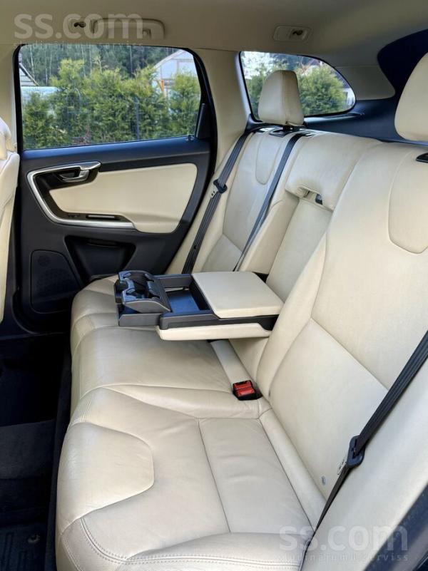 Grey Volvo XC60 2013 in Riga, with an engine capacity of 2.40 L and mileage of 283 thousand km for 8000 €, photo 4 on AUTOMOTO.COM.LV