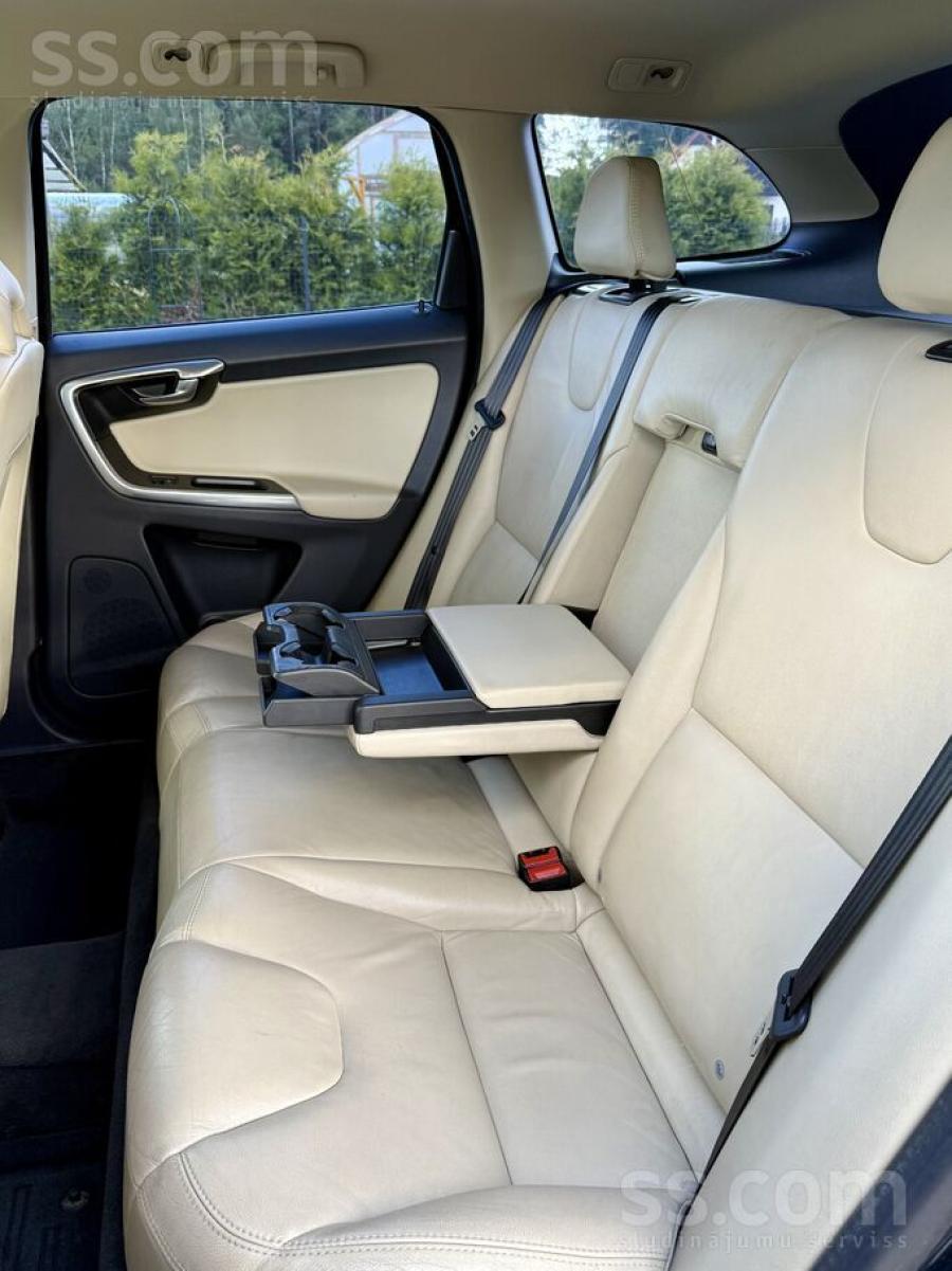 Pelēks Volvo XC60 2013 Rīga, ar dzinēja tilpumu 2.40 L un nobraukumu 283 tūkst. km par 8000 €, foto 5 vietnē AUTOMOTO.COM.LV