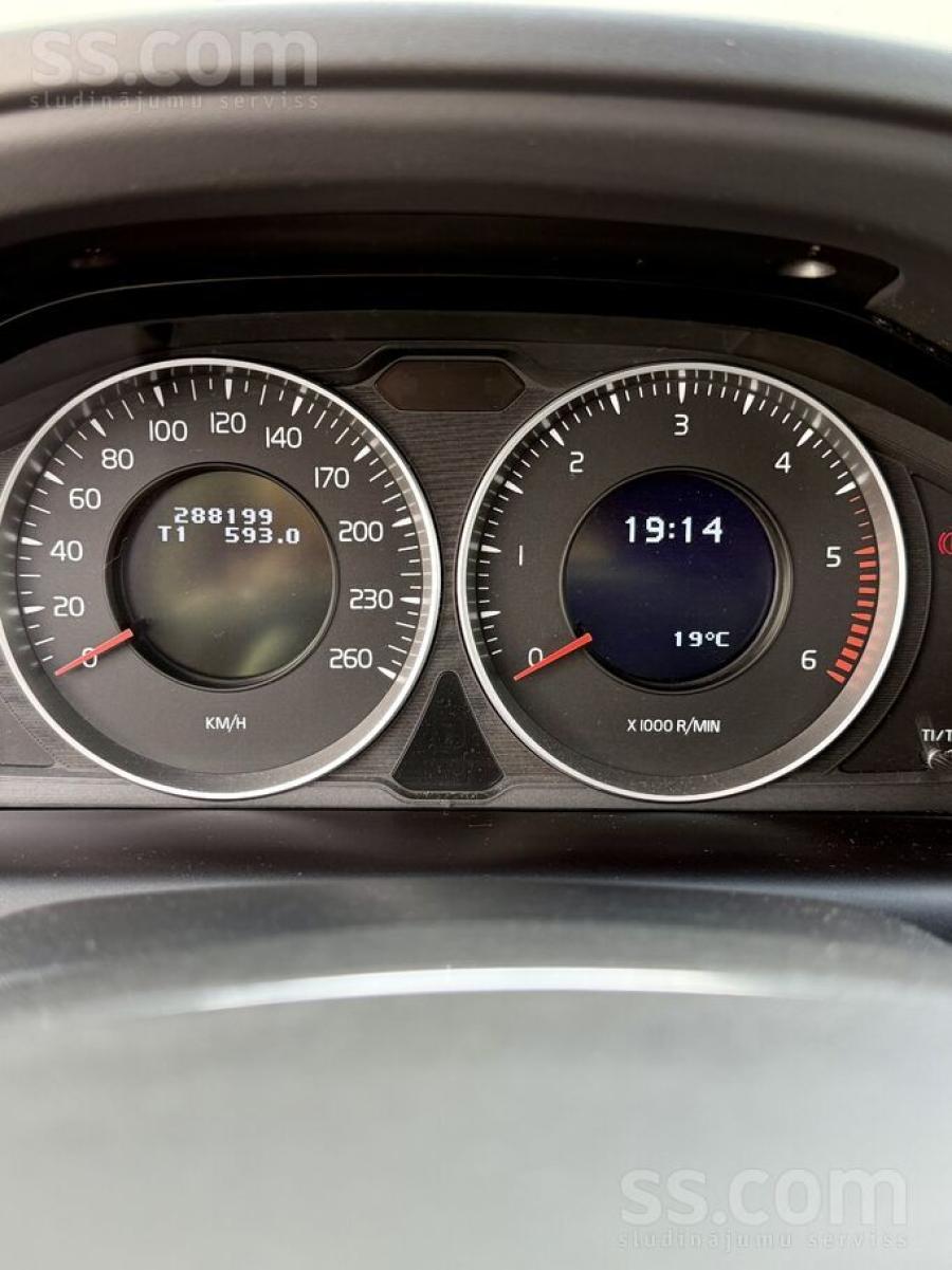 Pelēks Volvo XC60 2013 Rīga, ar dzinēja tilpumu 2.40 L un nobraukumu 283 tūkst. km par 8000 €, foto 7 vietnē AUTOMOTO.COM.LV