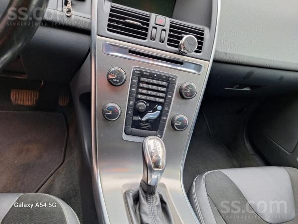 Pelēks Volvo XC60 2013 Rīga, ar dzinēja tilpumu 2.00 L un nobraukumu 250 tūkst. km par 7500 €, foto 9 vietnē AUTOMOTO.COM.LV