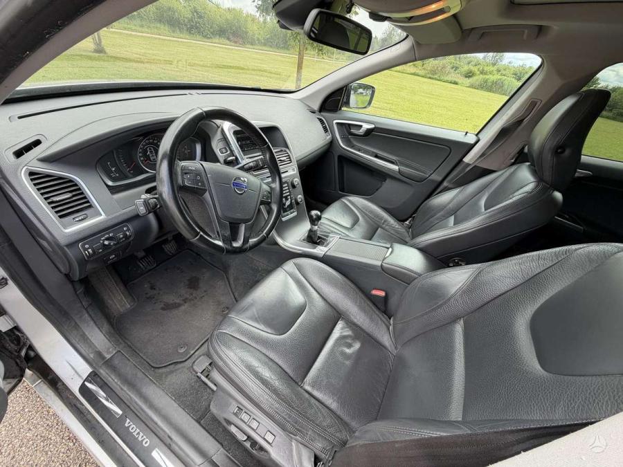 Pelēks Volvo XC60 2013 Šauļi, ar dzinēja tilpumu 1.98 L un nobraukumu 181 tūkst. km par 9300 €, foto 12 vietnē AUTOMOTO.COM.LV