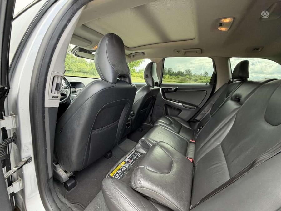 Pelēks Volvo XC60 2013 Šauļi, ar dzinēja tilpumu 1.98 L un nobraukumu 181 tūkst. km par 9300 €, foto 16 vietnē AUTOMOTO.COM.LV