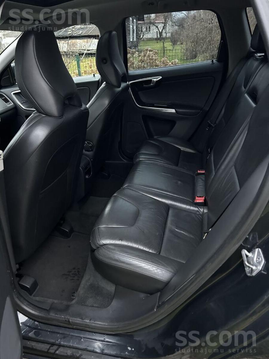 Grey Volvo XC60 2013 in Riga, with an engine capacity of 2.00 L and mileage of 358 thousand km for 8300 €, photo 12 on AUTOMOTO.COM.LV