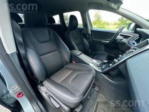 Pelēks Volvo XC60 2013 Rīga, ar dzinēja tilpumu 2.00 L un nobraukumu 324 tūkst. km par 9650 €, foto 24 vietnē AUTOMOTO.COM.LV