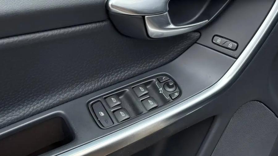 Серый Вольво ХС60 2013 в Юрмала, объемом двигателя 2.40 л и пробегом 257 тыс. км за 11950 €, фото 30 на AUTOMOTO.COM.LV