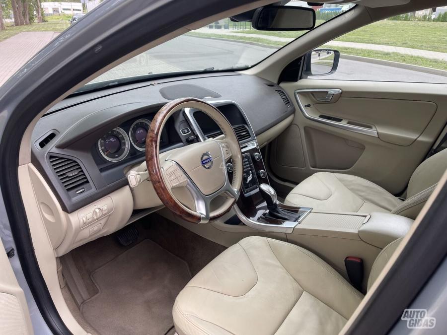 Grey Volvo XC60 2013 in Siauliai, with an engine capacity of 3.20 L and mileage of 260 thousand km for 8750 €, photo 10 on AUTOMOTO.COM.LV