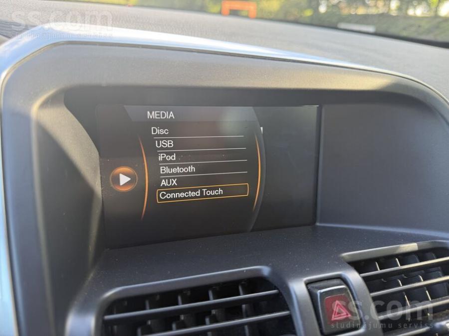 Grey Volvo XC60 2013 in Rezekne, with an engine capacity of 2.40 L and mileage of 258 thousand km for 12990 €, photo 12 on AUTOMOTO.COM.LV