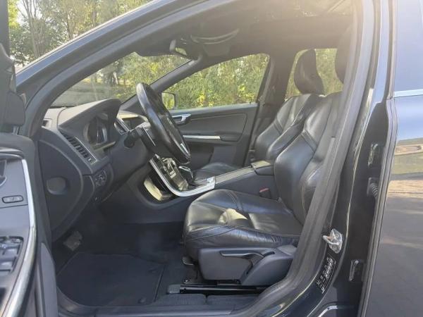 Grey Volvo XC60 2013 in Rezekne, with an engine capacity of 2.40 L and mileage of 258 thousand km for 12990 €, photo 8 on AUTOMOTO.COM.LV