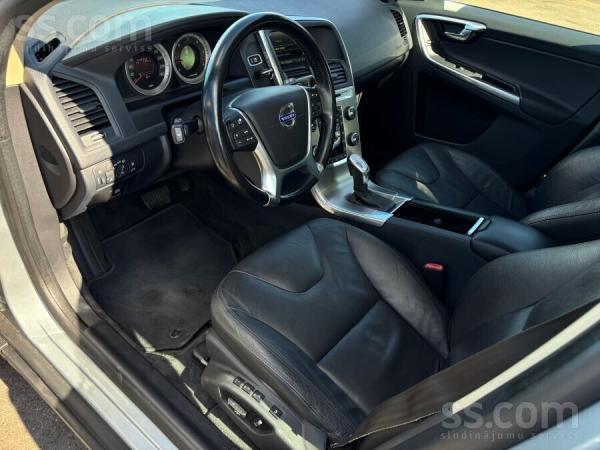 Grey Volvo XC60 2013 in Riga, with an engine capacity of 2.40 L and mileage of 241 thousand km for 9650 €, photo 10 on AUTOMOTO.COM.LV