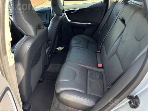 Grey Volvo XC60 2013 in Riga, with an engine capacity of 2.40 L and mileage of 241 thousand km for 9650 €, photo 11 on AUTOMOTO.COM.LV