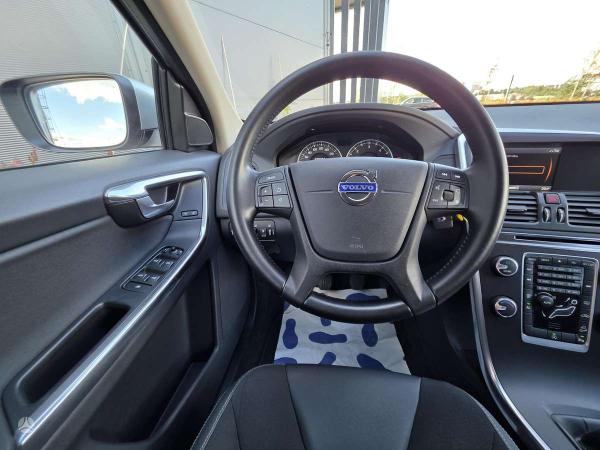 Grey Volvo XC60 2013 in Vilnius, with an engine capacity of 2.40 L and mileage of 270 thousand km for 9970 €, photo 10 on AUTOMOTO.COM.LV