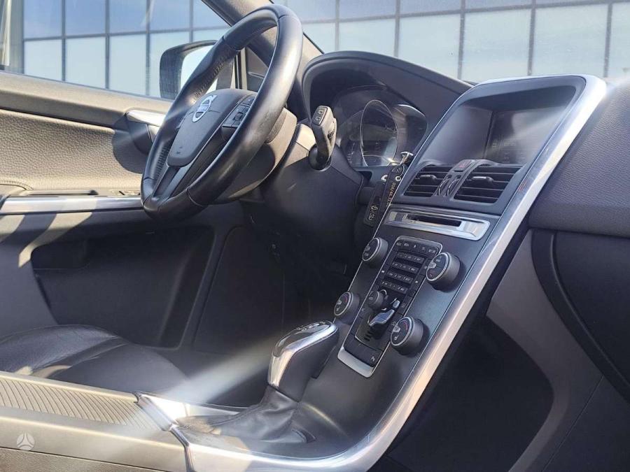 Grey Volvo XC60 2013 in Siauliai, with an engine capacity of 2.00 L and mileage of 149 thousand km for 13850 €, photo 18 on AUTOMOTO.COM.LV