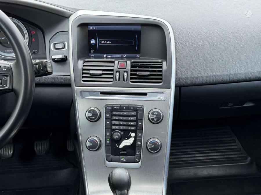 Pelēks Volvo XC60 2013 Viļņa, ar dzinēja tilpumu 1.97 L un nobraukumu 325 tūkst. km par 4750 €, foto 18 vietnē AUTOMOTO.COM.LV